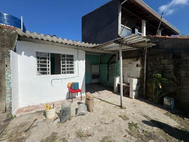 Casa com 2 quartos e espaço para piscina em Peruíbe