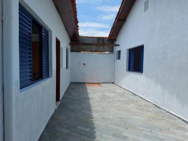 Casa com 2 quartos e espaço para piscina em Peruíbe