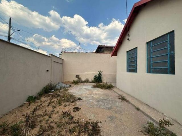 Casa com 2 quartos e ótima localização no bairro Jadir Marinho