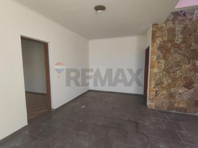 Casa com 2 Quartos e Quintal Amplo para Locação na Vila Bossi Louveira/SP