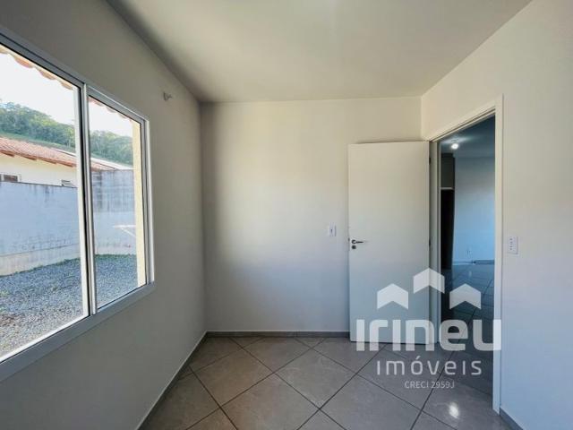 Casa com 2 quartos em condomínio fechado!