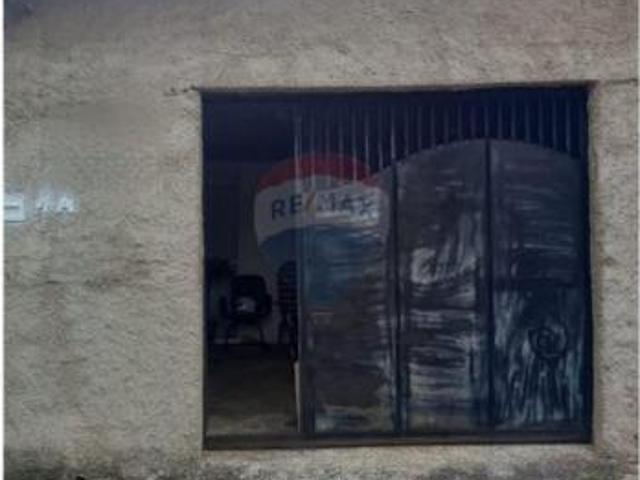Casa com 2 quartos, sala, 1 banheiro