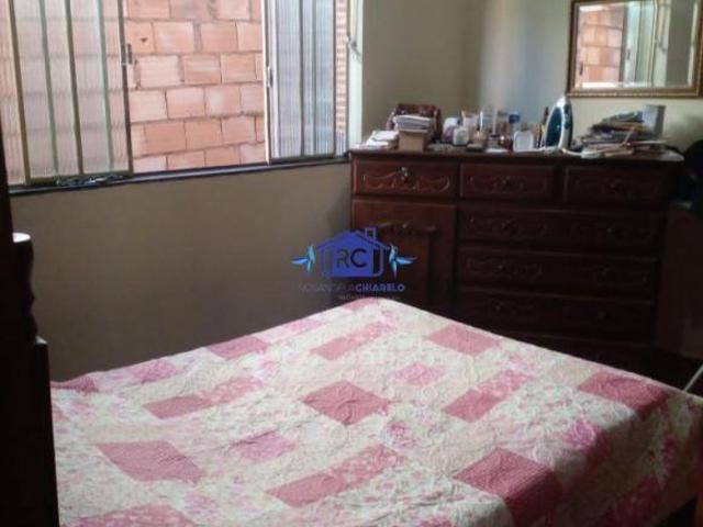 Casa com 2 quartos sendo 1 suíte, 01 escritório, 1 sala de visita e 1 sala de jantar, 1 cozinha,1 ár