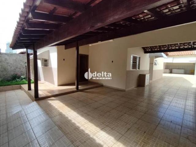 Casa com 2 quartos sendo 1 suíte disponível para locação bairro Morada da Colina em Uberlândia MG