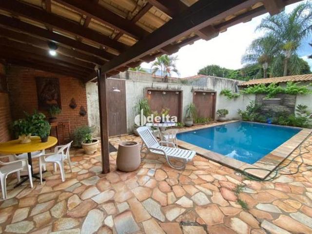 Casa com 2 quartos sendo 1 suíte disponível para venda no bairro Jardim Karaíba em Uberlândia MG