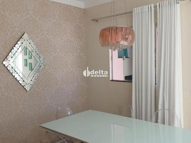 Casa com 2 quartos sendo 1 suíte disponível para venda no bairro Umuarama em Uberlândia MG