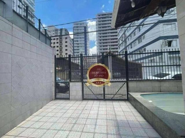 Casa com 2 quartos sendo 1 suíte, piscina, 2 vagas de garagem, terraço para área gourmet