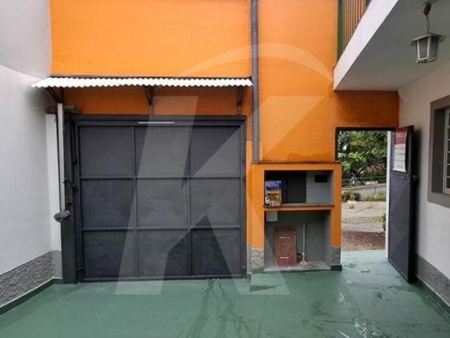 Casa com 2 quartos, sendo 1 suíte, sala ampla, 4 banheiros e 1 vaga na Parada Inglesa