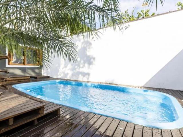 Casa com 2 quartos, suíte e vaga coberta na Lomba do Pinheiro