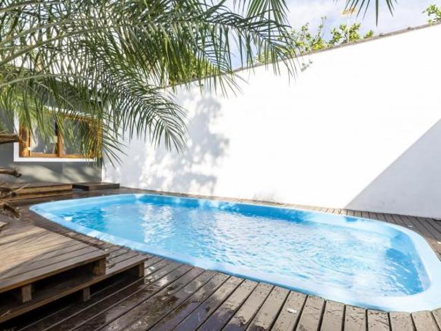 Casa com 2 quartos, suíte e vaga coberta na Lomba do Pinheiro