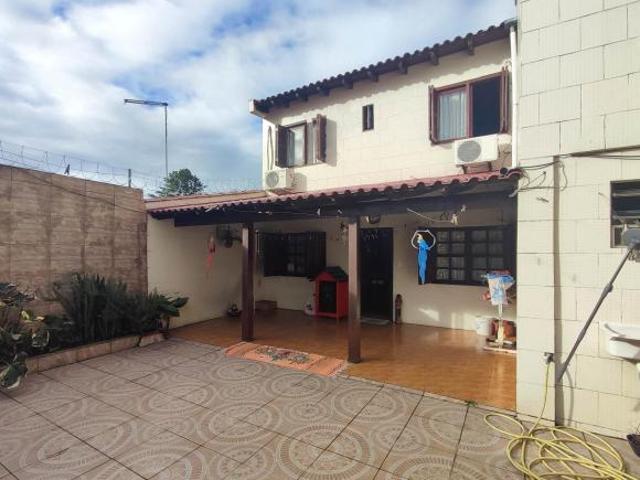 Casa com 2 quartos, suíte e vaga para 4 carros no bairro Sarandi