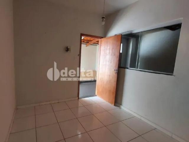 Casa com 2 Quartos para alugar, 70m² Martins
