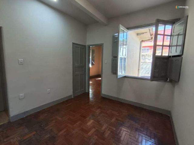 Casa com 2 quartos para alugar no bairro Sagrada Família, 70m²