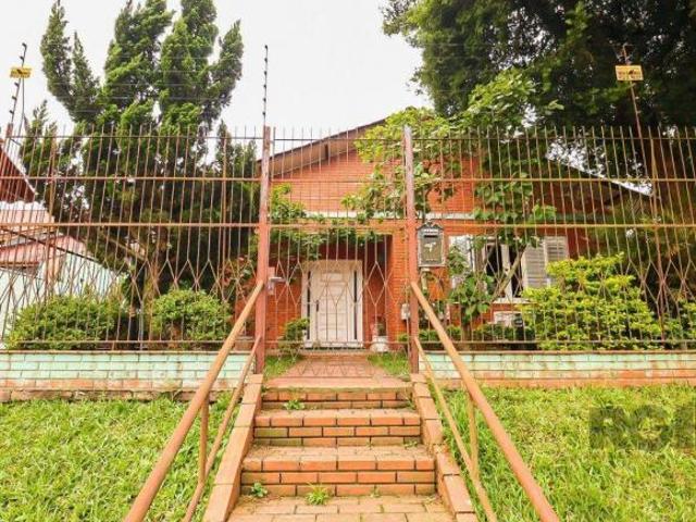 Casa com 2 quartos, vaga de garagem, churrasqueira, com 200m² privativos no centro de Esteio/RS