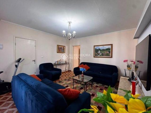 Casa com 2 Residências Independentes e Amplo Terreno de 250m²