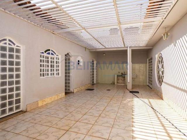 Casa com 2 residências, 5 quartos, lote comercial de esquina – QNJ 10, Taguatinga Norte/DF