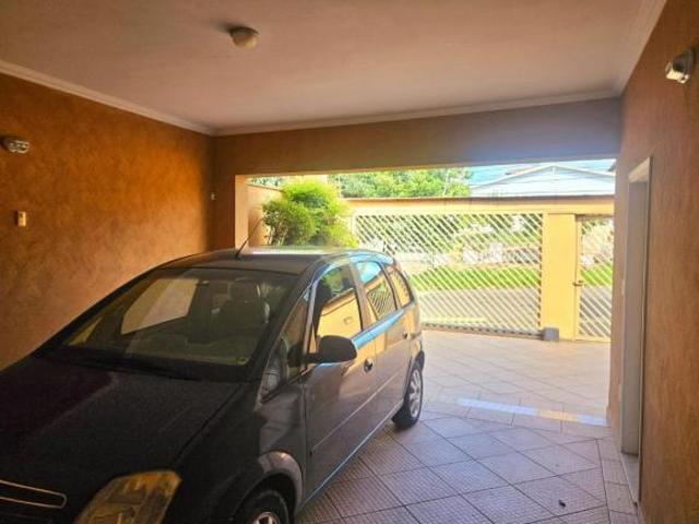 Casa com 2 suítes, 4 quartos e quintal próxima a Lagoa Do Taquaral em Campinas