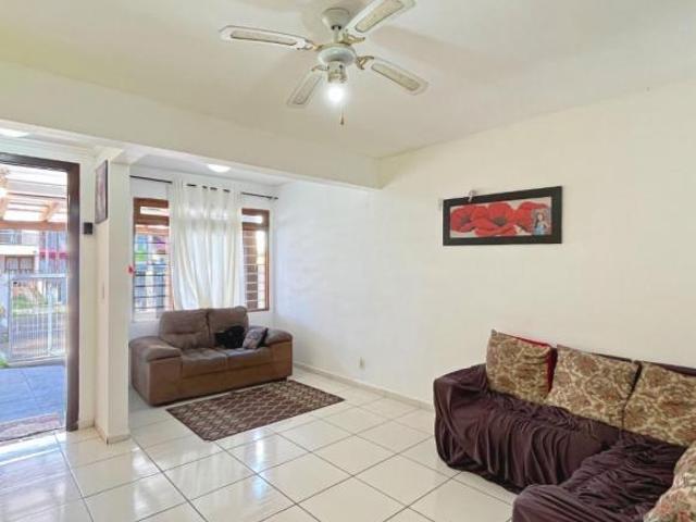 Casa com 2 suítes e 2 vagas no bairro Guarujá
