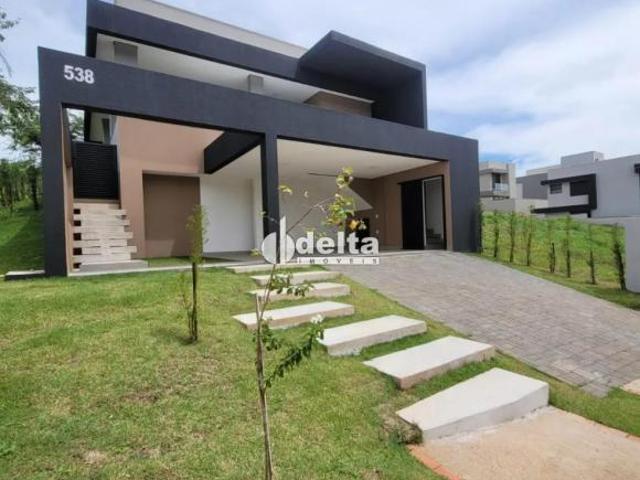 Casa com 2 suítes em condomínio fechado disponível para venda no Bairro Granja Marileusa, Uberlândia