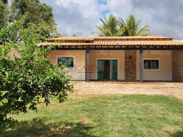 Casa com 2 Suítes, Escritório e 400 m² em Condomínio Consolidado 143