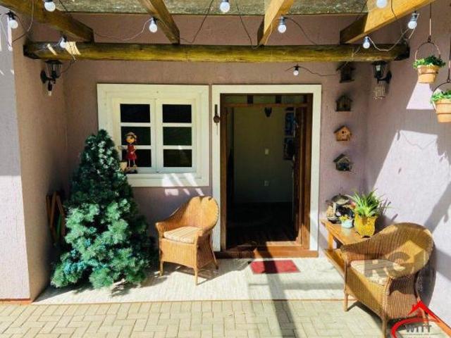 Casa com 2 suítes, lareira, deck, vaga de garagem 140m² no bairro Laje de Pedr