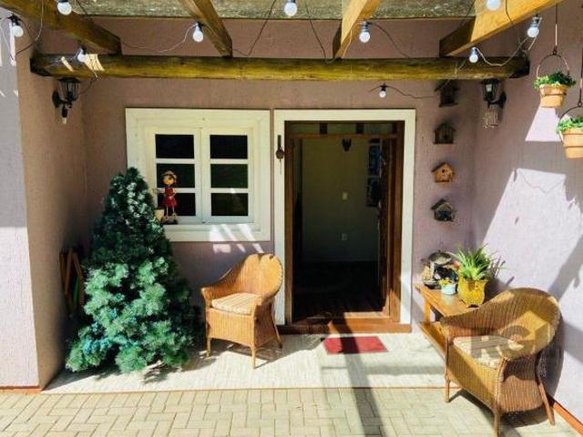 Casa com 2 suítes, lareira, deck, vaga de garagem 140m² no bairro Laje de Pedra, Canela/RS