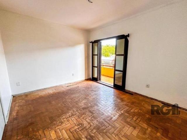 Casa com 2 salas comerciais, 3 quartos, vaga de garagem churrasqueira, suíte, no bairro Cavalhada, P