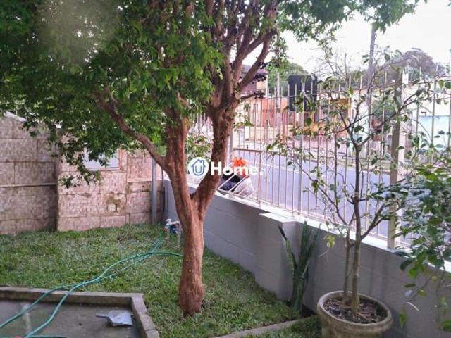 Casa com 2 vagas de garagem para carros pequenos