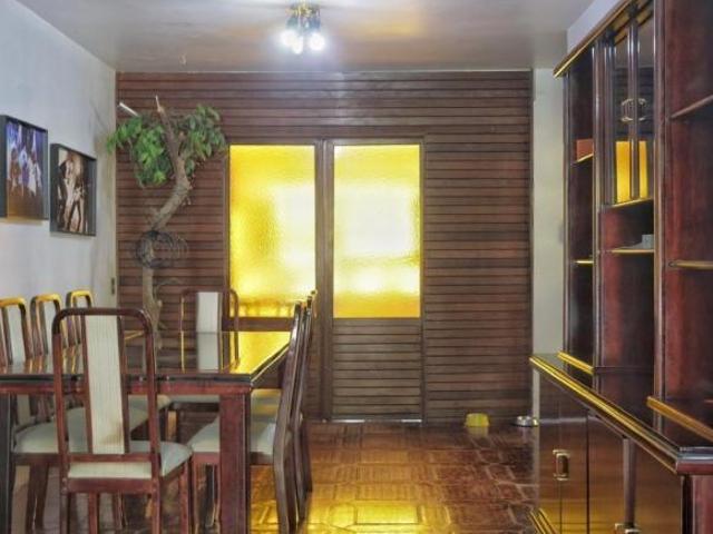 Casa com 300m², localizada na zona sul de Porto Alegre, com lareira, piscina e 3 vagas de garagem co