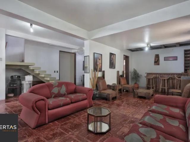 Casa com 300m², localizada na zona sul de Porto Alegre, com lareira, piscina e 3 vagas de garagem co