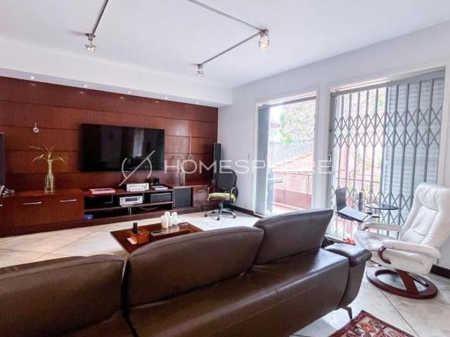 Casa com 302 m² privativos, 1 suíte e 8 vagas de garagem na Rua Dona Elisa Pereira de Barros, Jardi