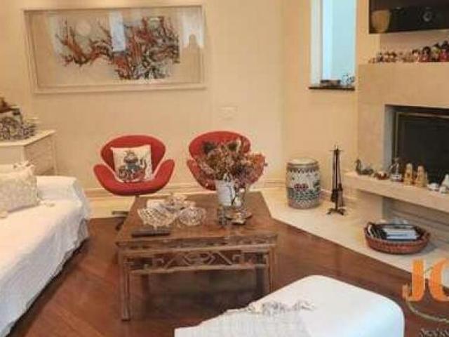 Casa com 307 m² de área útil, 642m² de terreno, 3 suítes, 3 vagas