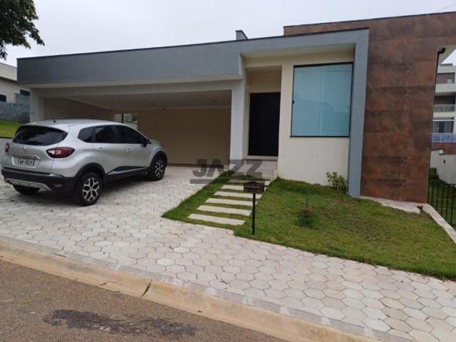 Casa com 310 m² de área privativa, localizada no Condomínio Terras de Santa Cruz em Bragança Paulis