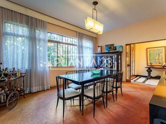 Casa com 320 m², 3 quartos sendo 1 suíte à venda no bairro Pacaembu