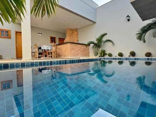 Casa com 320 mts², 3 quartos, piscina e churrasqueira em Águas Claras Brasília