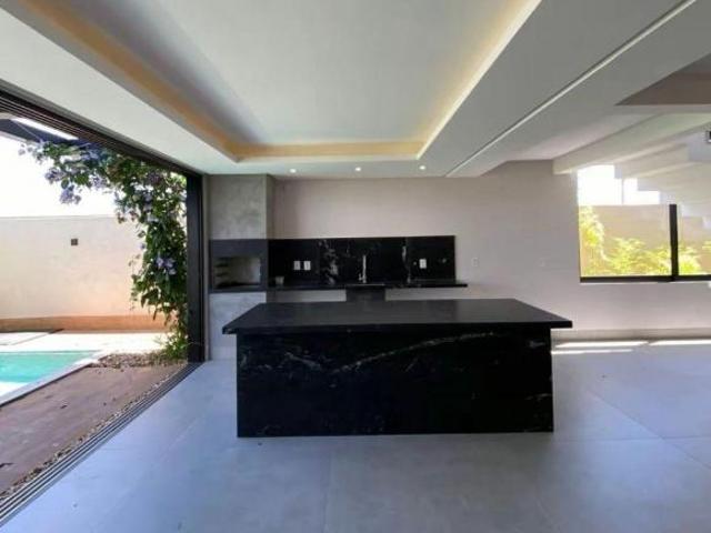 Casa com 320 mts², 3 quartos, piscina e churrasqueira em Curitiba PR
