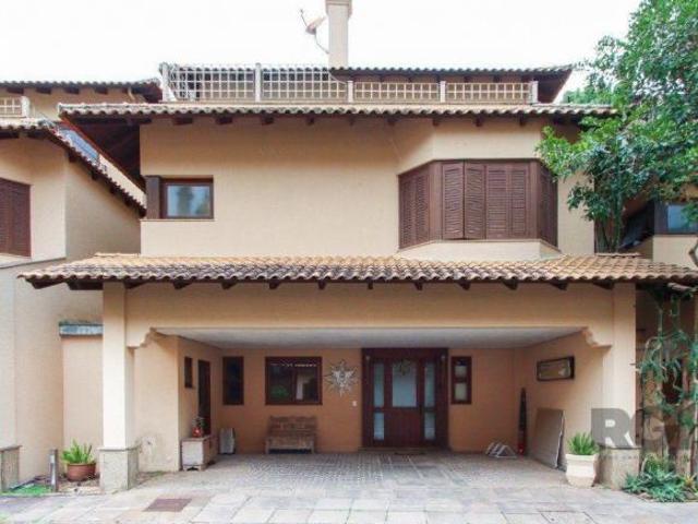 Casa com 327m² de área privativa, oferecendo 3 dormitórios, sendo 3 suítes