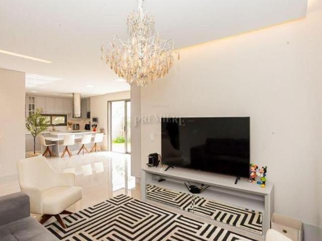Casa com 328,65 m² privativos com 5 dormitórios no