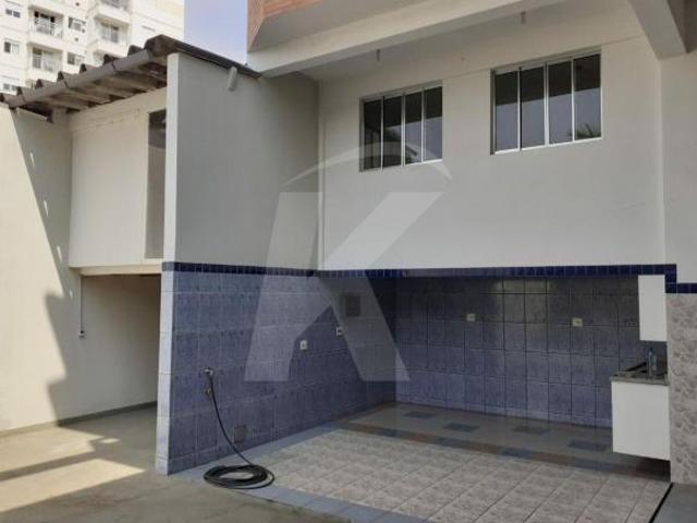 Casa com 330 m² de área construída, 02 quartos sendo 01 suíte, 3 varandas e 8 vagas para automóveis