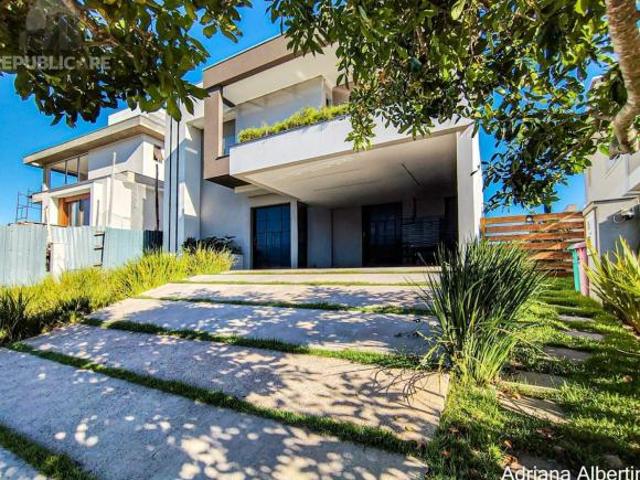 Casa com 345m², piscina e vista para o Guaiba