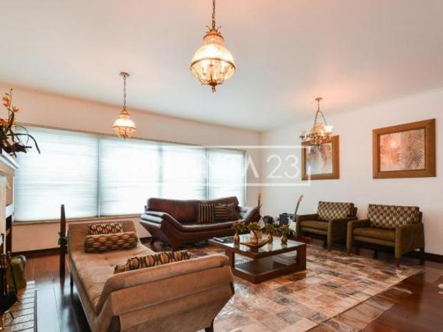 Casa com 349 m², 3 quartos sendo 1 suíte à venda no bairro Bosque da Saúde
