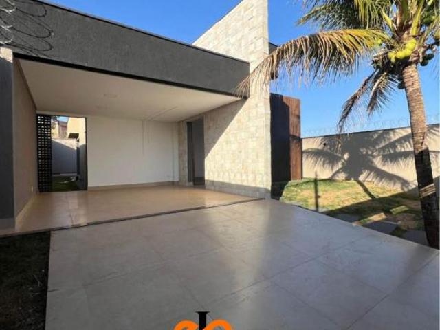 Casa com 3/4 sendo uma suíte e piscina