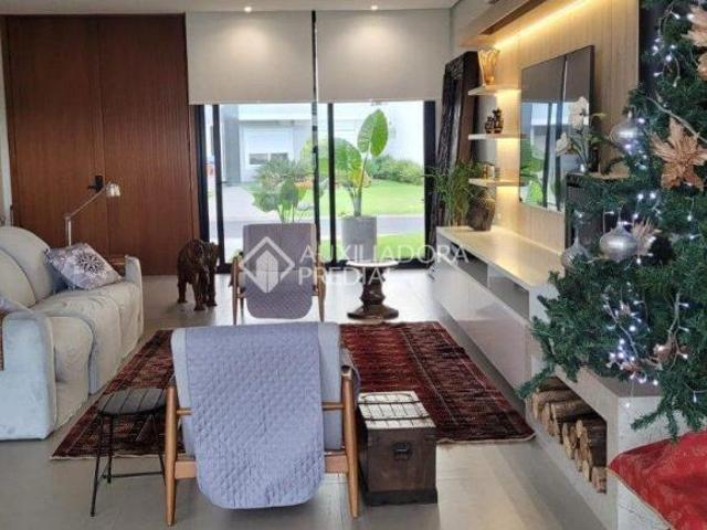 Casa com 350m² e três suítes no Terra Ville
