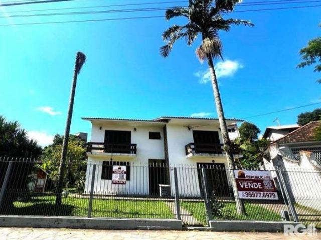 Casa com 351,60m2 de área construída em propriedade de 743m2 no Bairro Jardim Carvalho