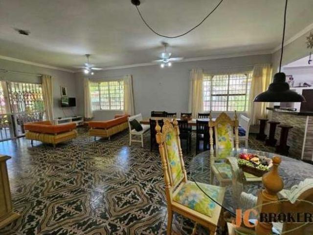 Casa com 357 m² área construída, 4 dormitórios sendo 1 suíte, 5 vagas