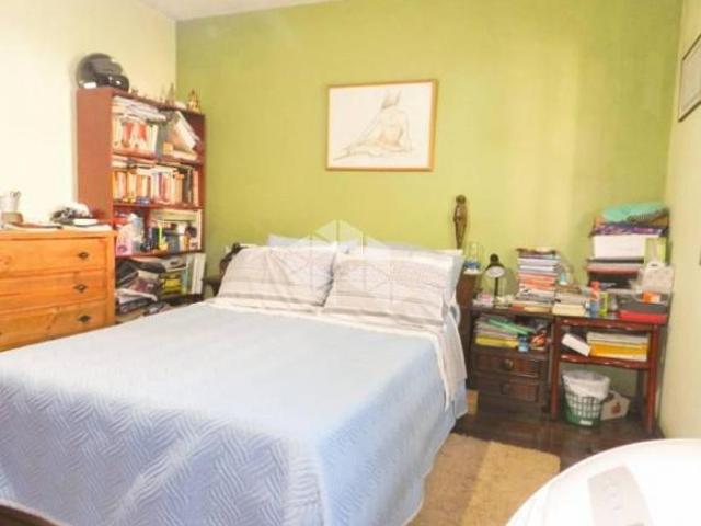 Casa com 360m² com 05 dormitórios e 06 vagas de garagem no bairro Jardim Botânico