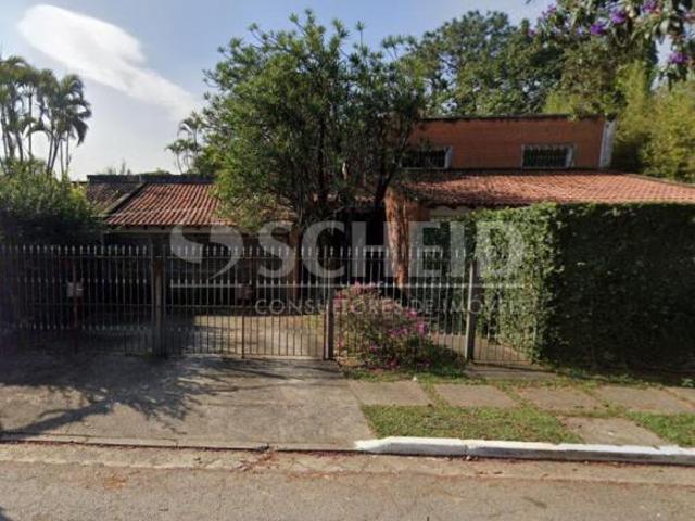 Casa com 365m úteis precisando reforma e terreno 950m