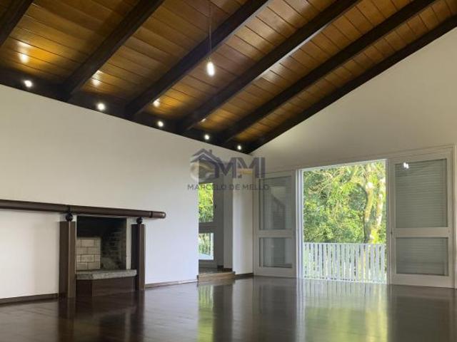 Casa com 375 m² com Piscina, Quiosque e Vista Deslumbrante da Cidade
