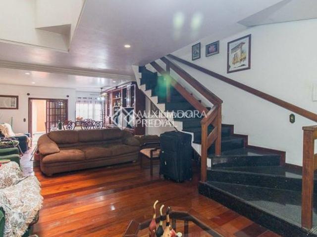 Casa com 375m² e 3 dormitórios e piscina no Partenon