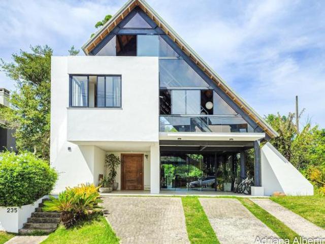 Casa com 395m² e vista para o Guaiba